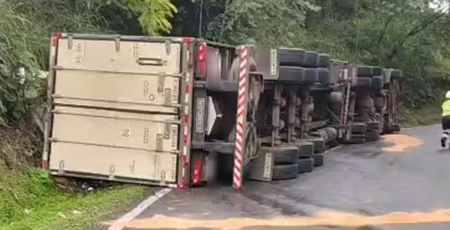Carreta tomba na Régis Bittencourt e interdita dispositivo de retorno ...
